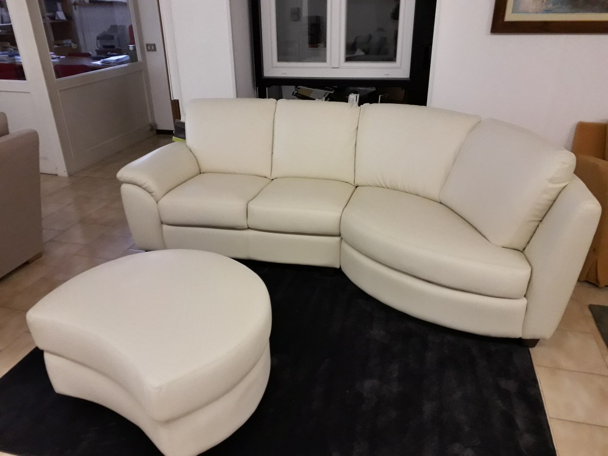 Divano in pelle con pouf mezzaluna